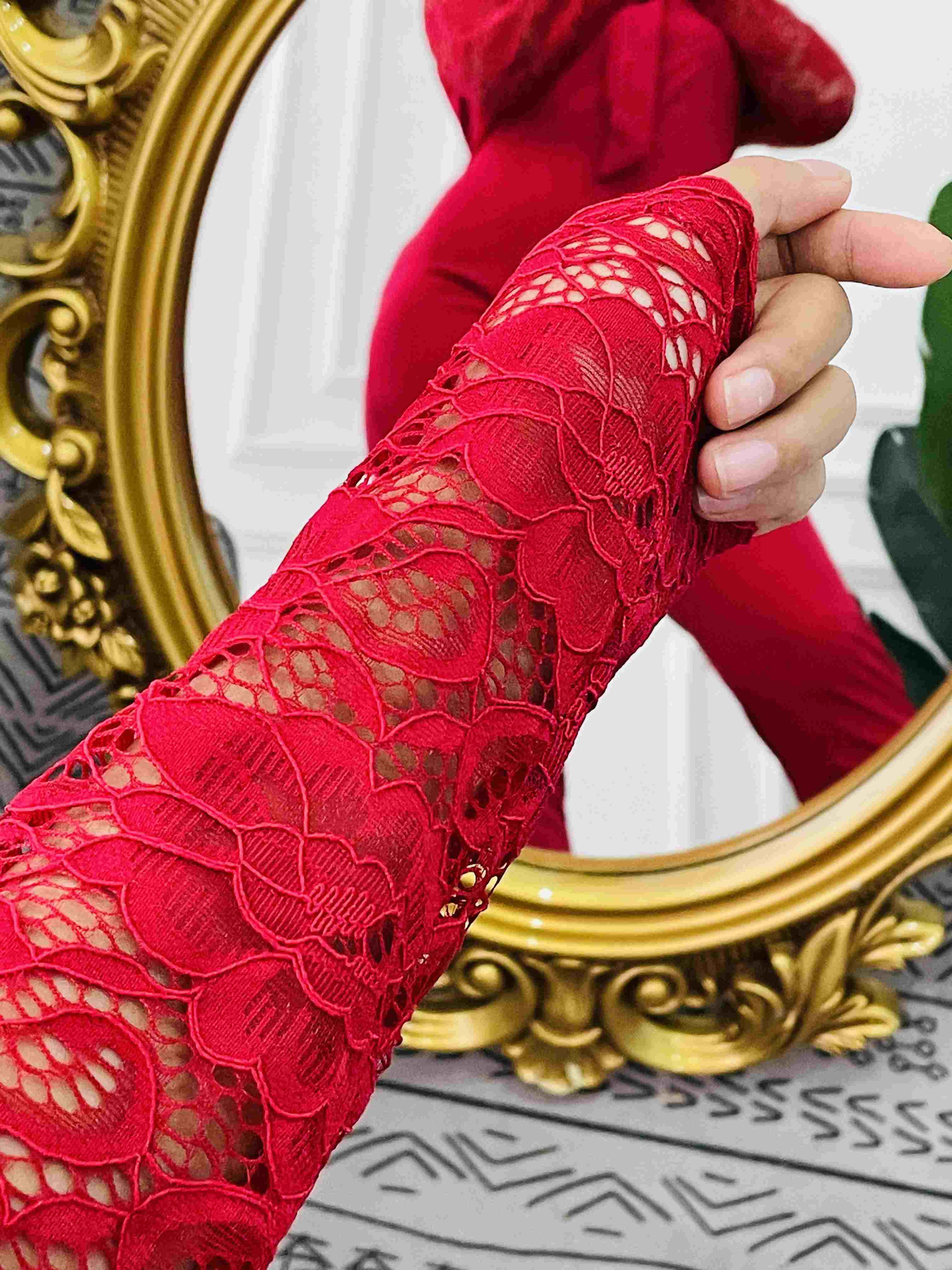 Mono flaco con recorte de parche de encaje de croché