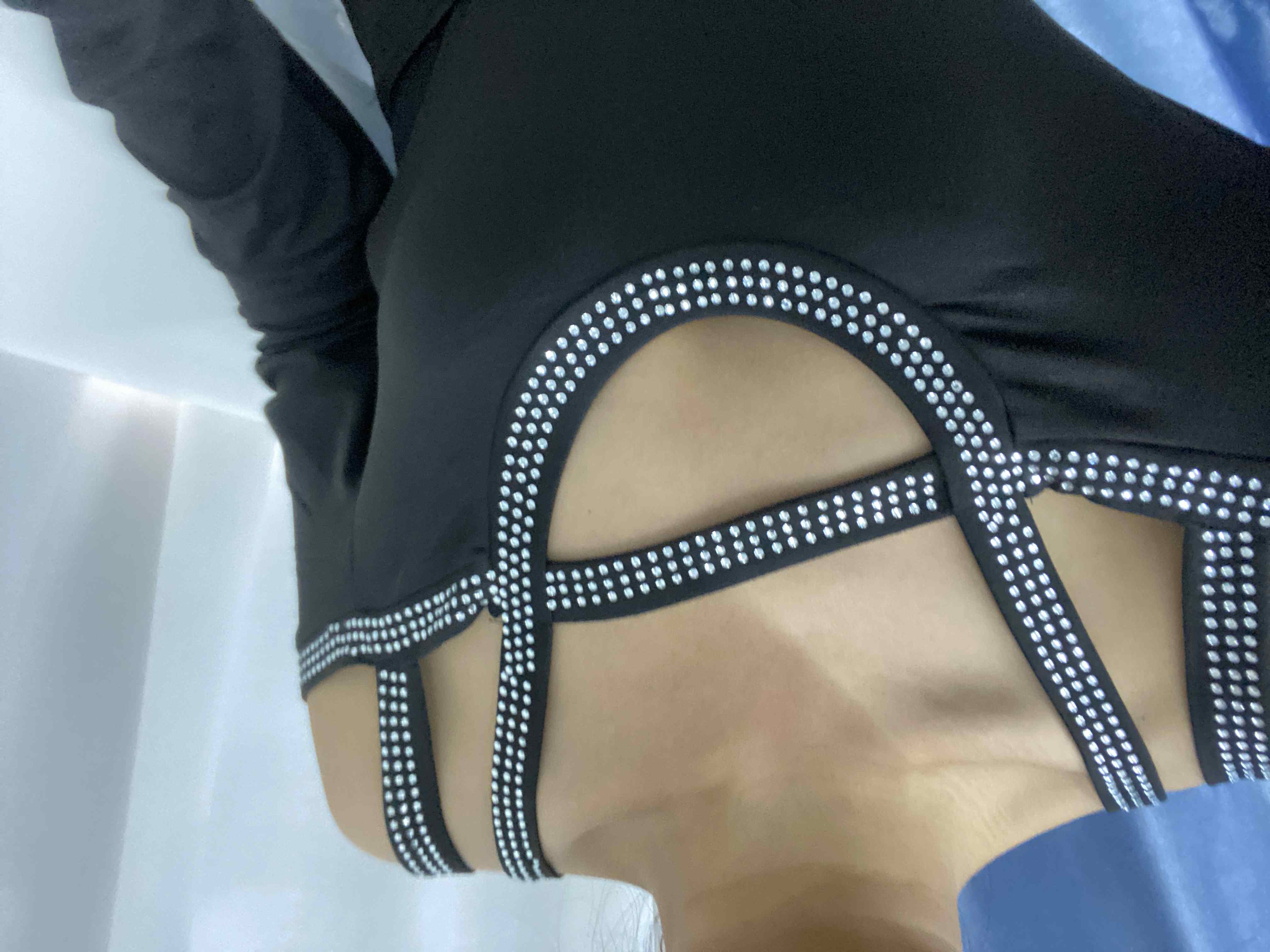 Oberteil mit Strass-Dekor mit kalter Schulter