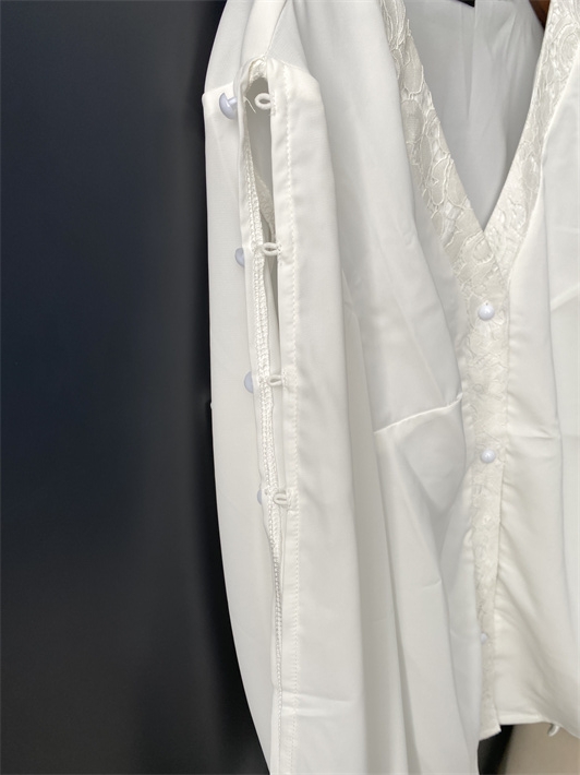 Top de manga de linterna con abertura con botones y parche de encaje