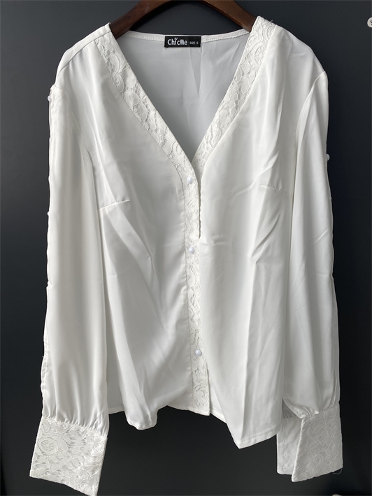 Top de manga de linterna con abertura con botones y parche de encaje