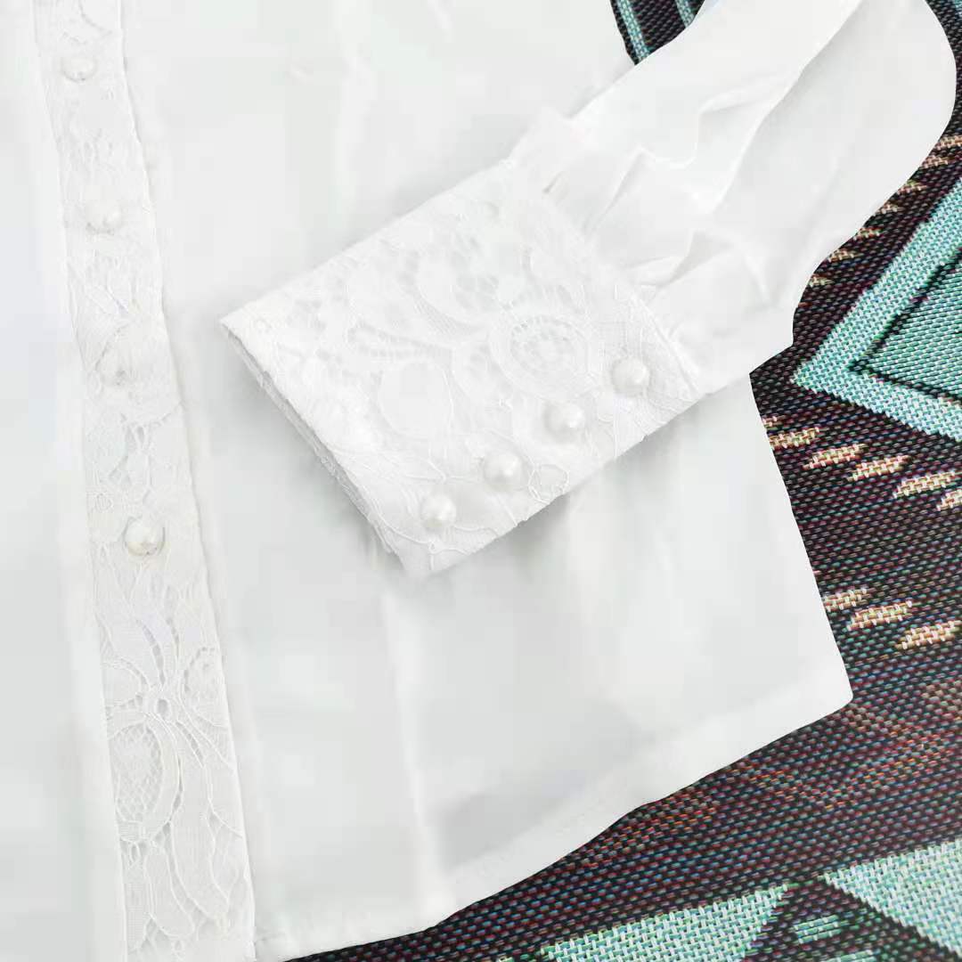 Top de manga de linterna con abertura con botones y parche de encaje