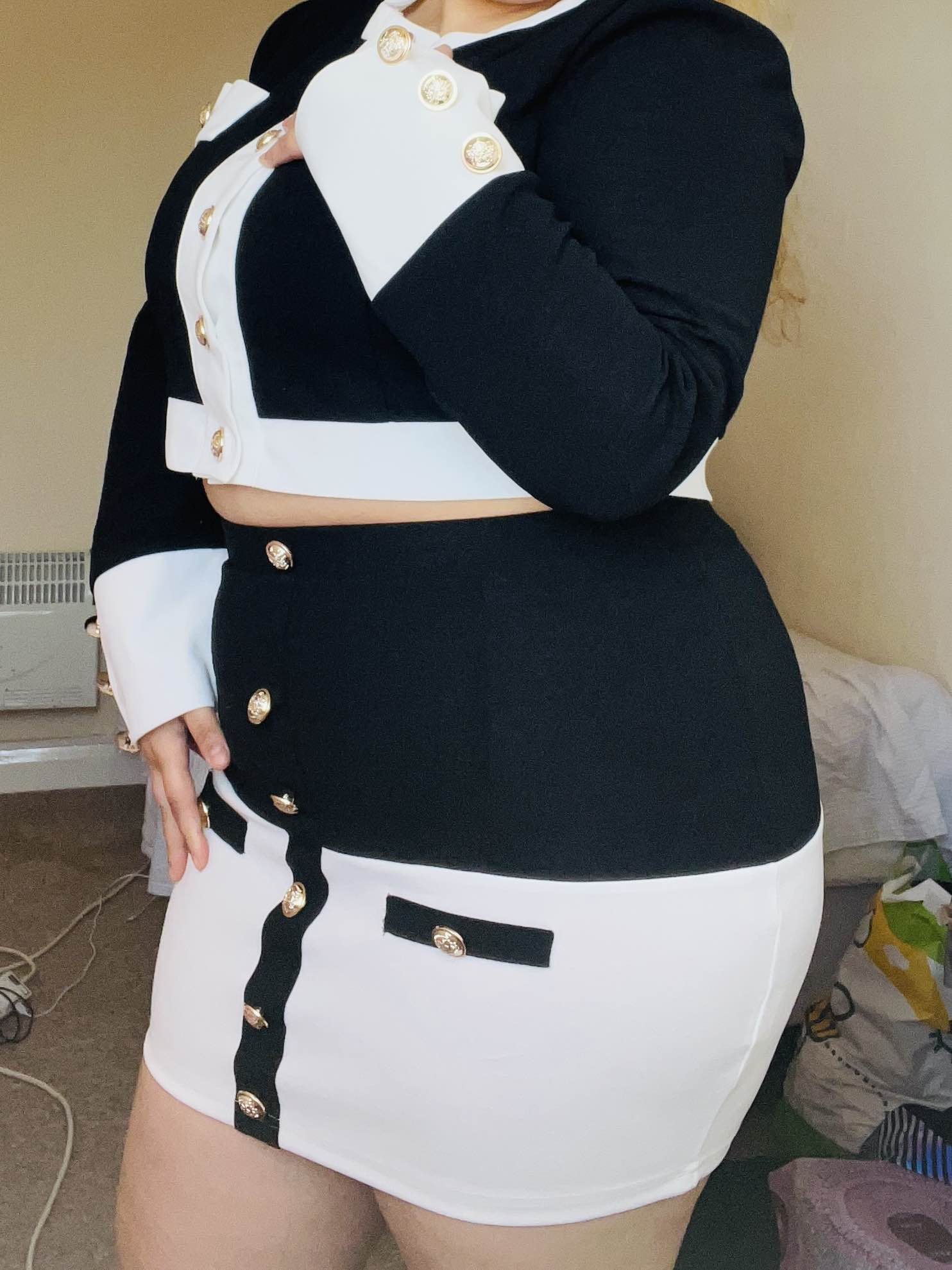 Farbblock-Set mit O-Neck-Mantel und geknöpftem Rock