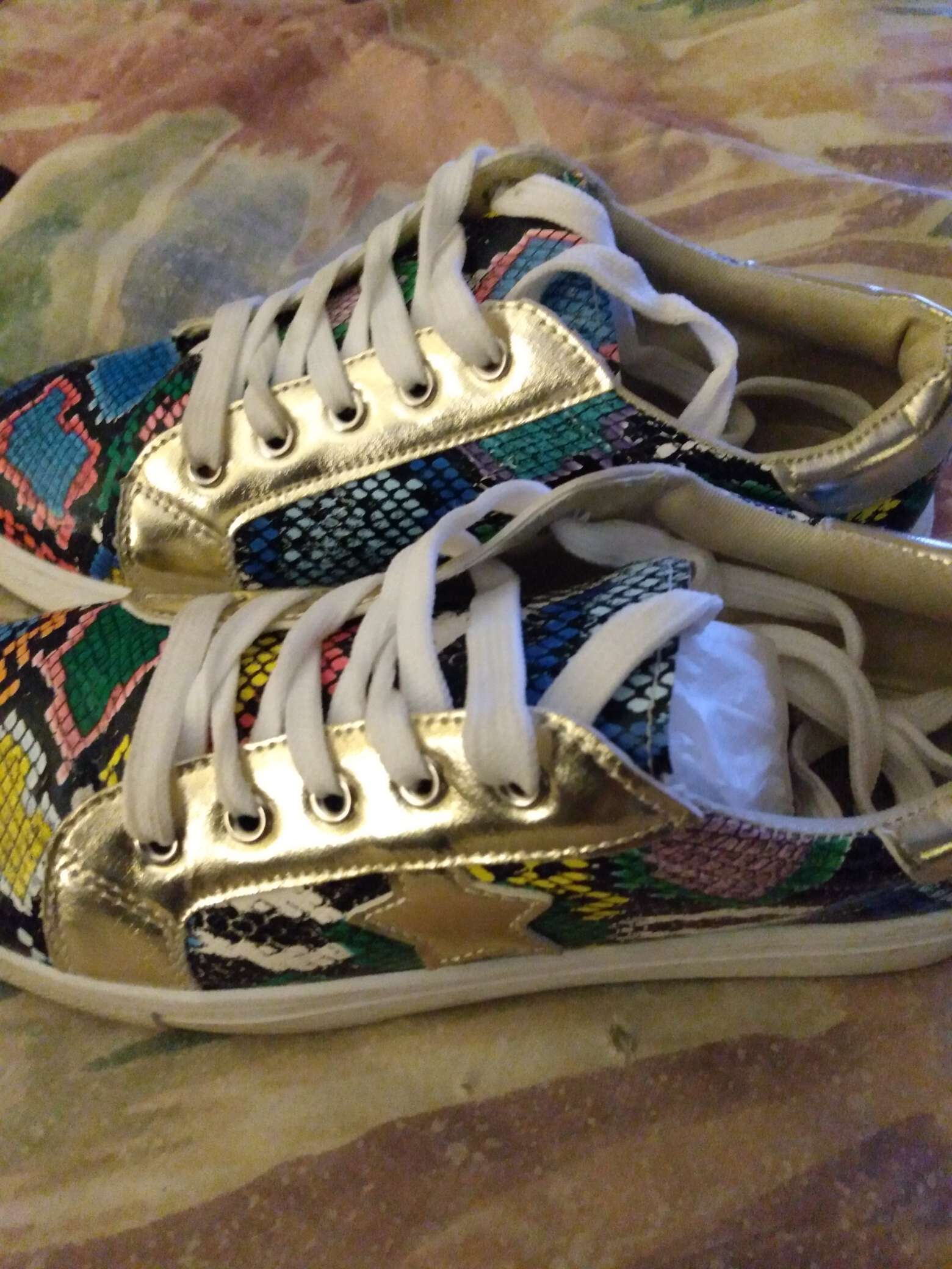 Snakeskin Star Design Lace-Up Sneakers