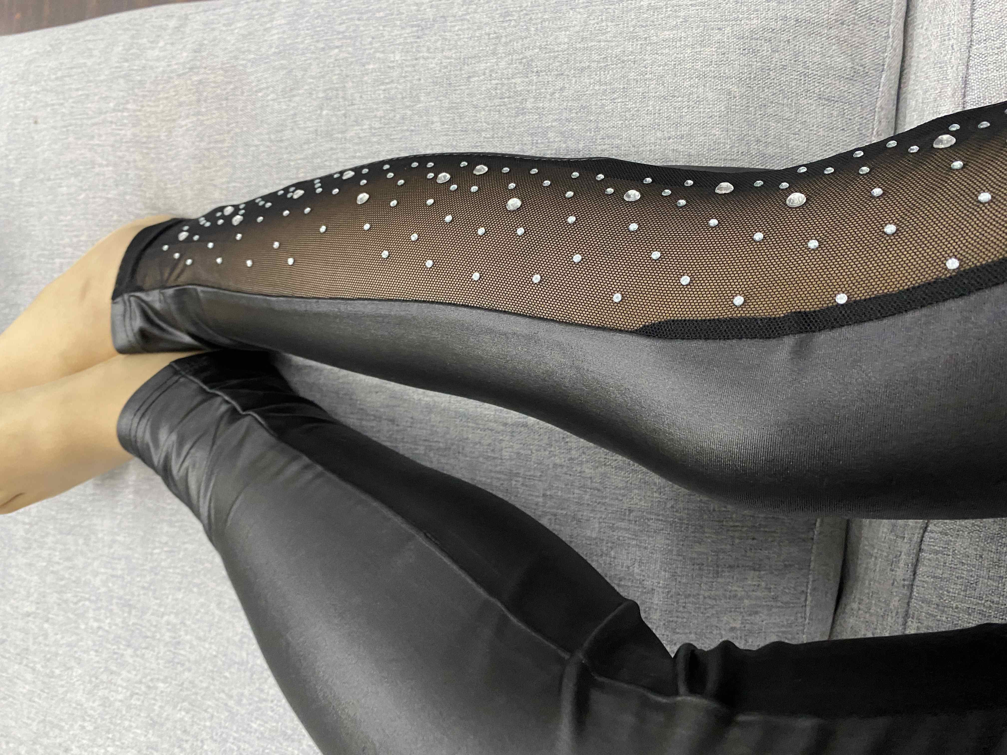 Pantalon skinny taille haute en mesh contrastant avec strass