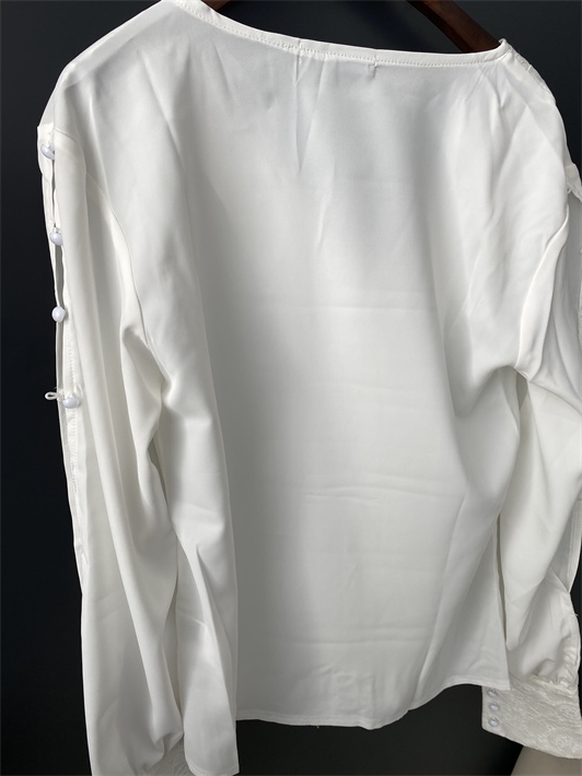 Top de manga de linterna con abertura con botones y parche de encaje