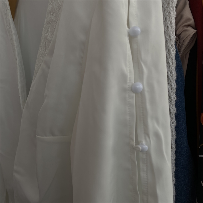 Top de manga de linterna con abertura con botones y parche de encaje