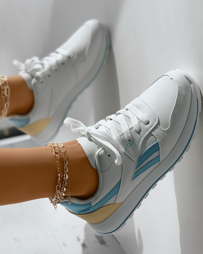 Tênis com cadarço com estampa de letra Colorblock