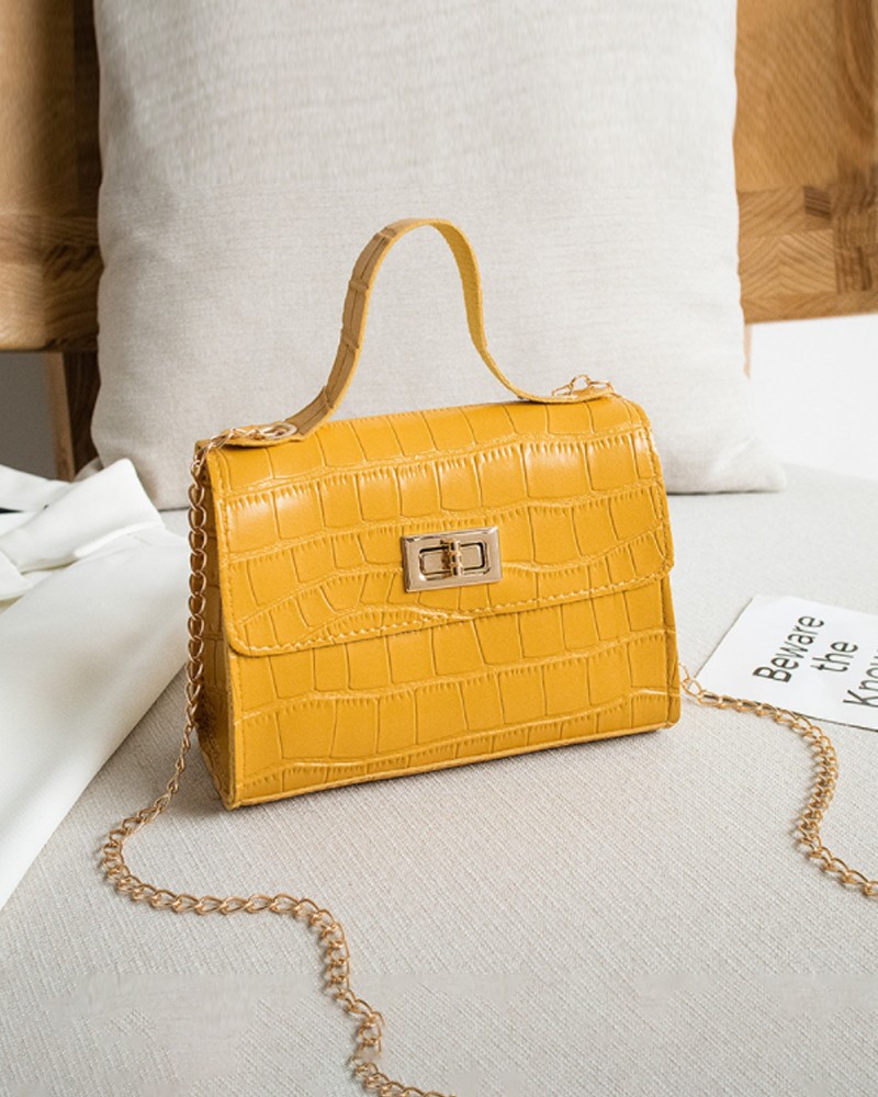 Bolsa tipo mochila Croc com aba com trava giratória em relevo