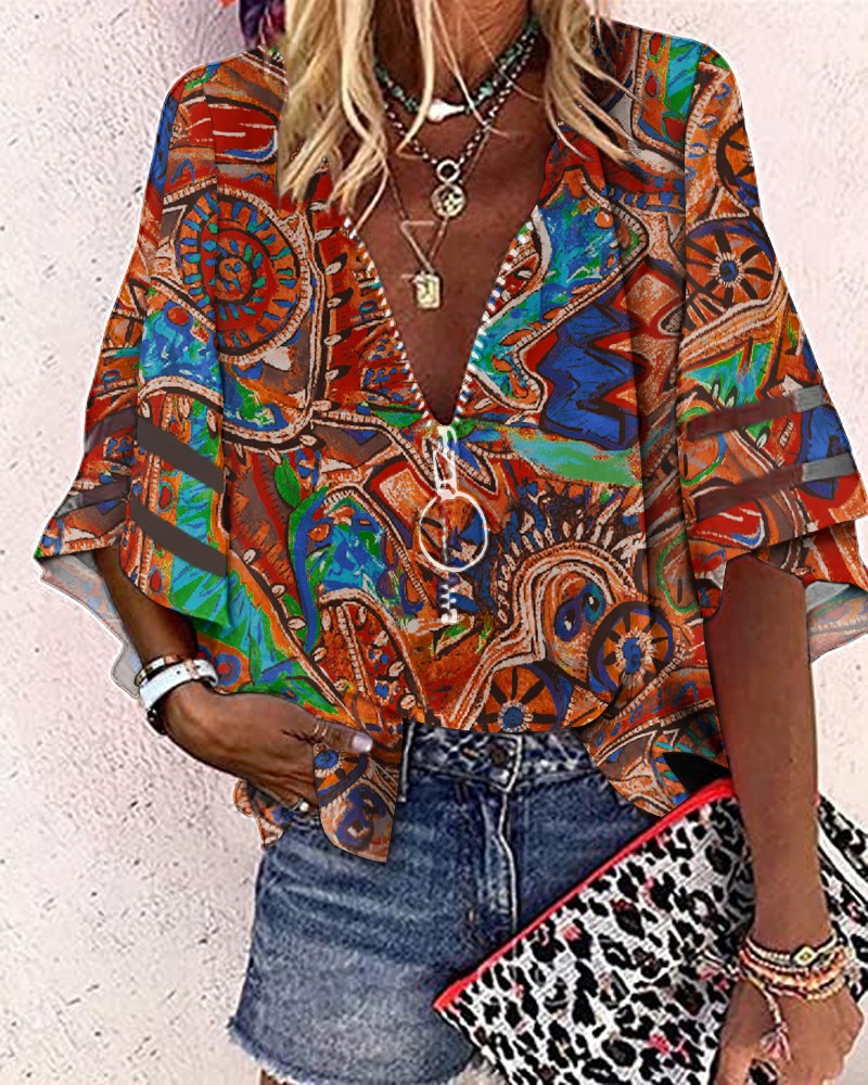 Top con mangas acampanadas y malla en contraste con estampado tribal